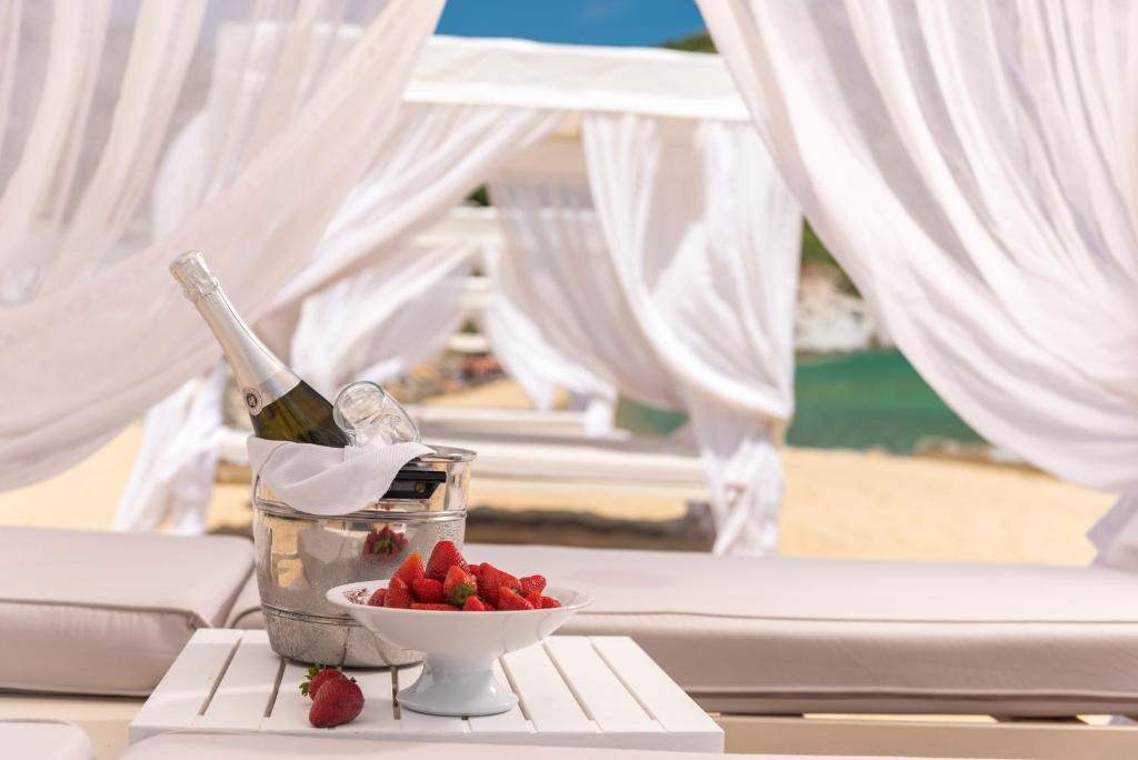 Tosca Beach Hotel - ZNAK Travel